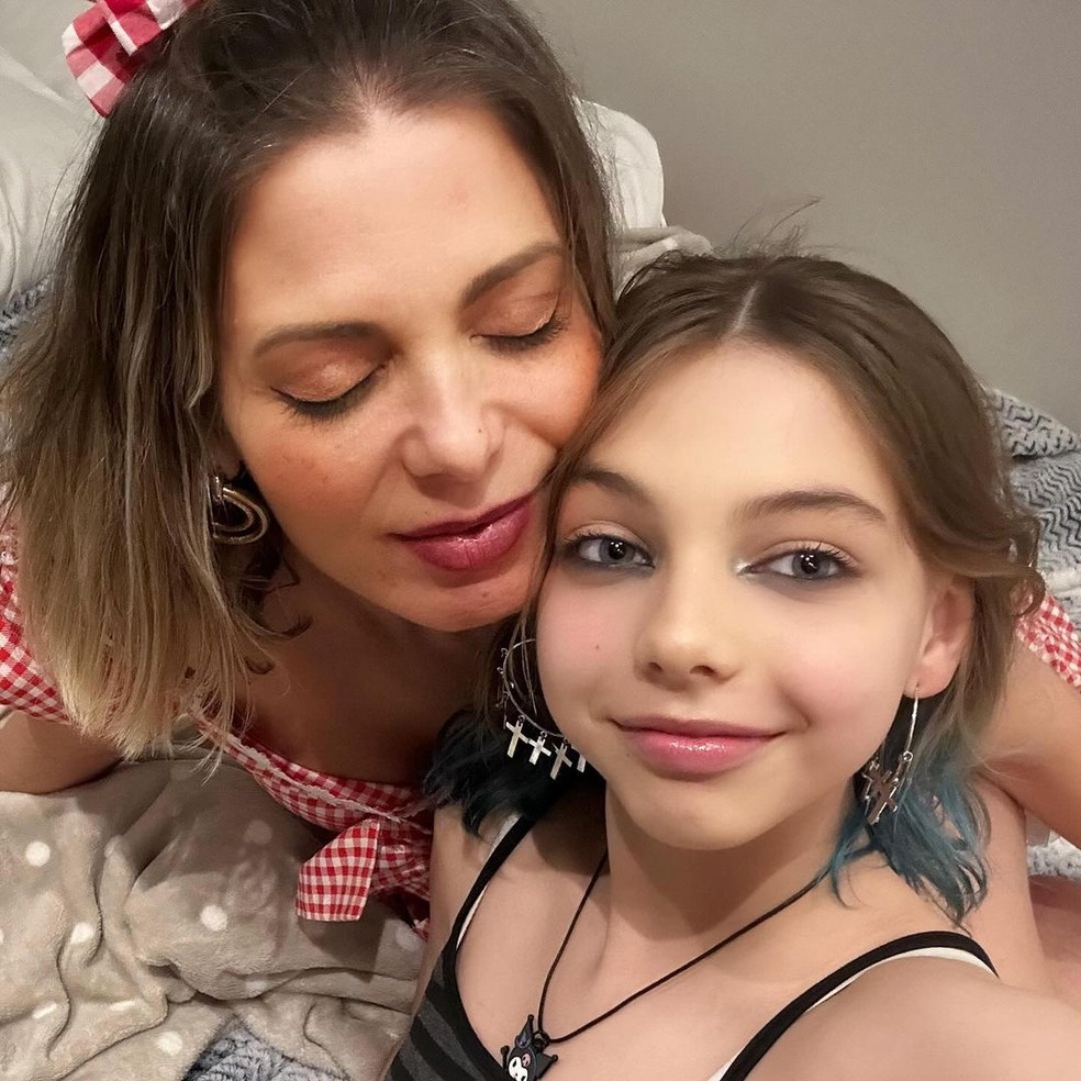 Sheila Mello publica foto ao lado da filha e impressiona por semelhança