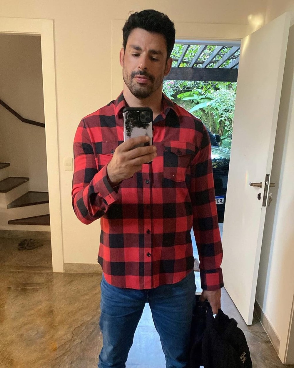 Cauã Reymond esbanja charme ao exibir looks versáteis