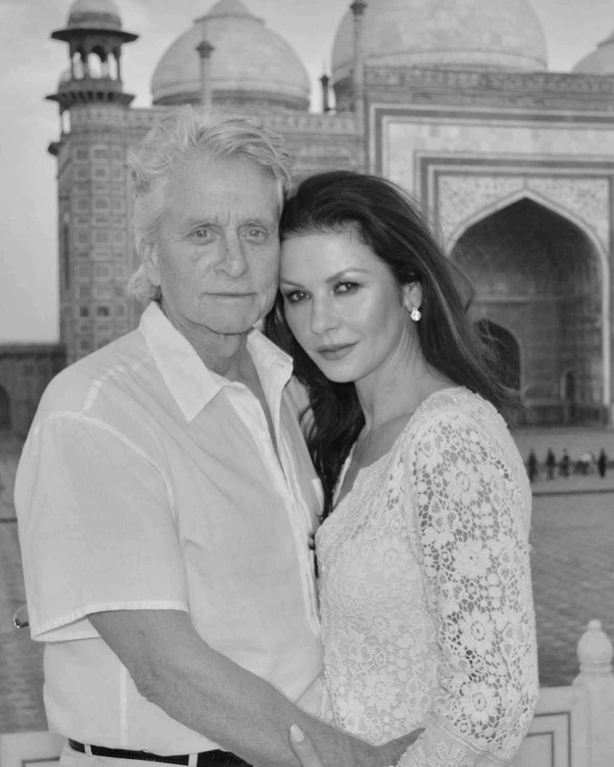 Catherine Zeta-Jones celebra 23 anos de casada com o ator Michael Kirk ...