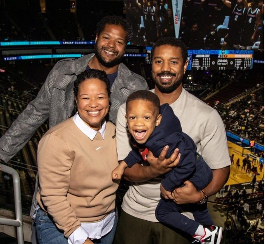 Michael B. Jordan exibe clique raro com a família
