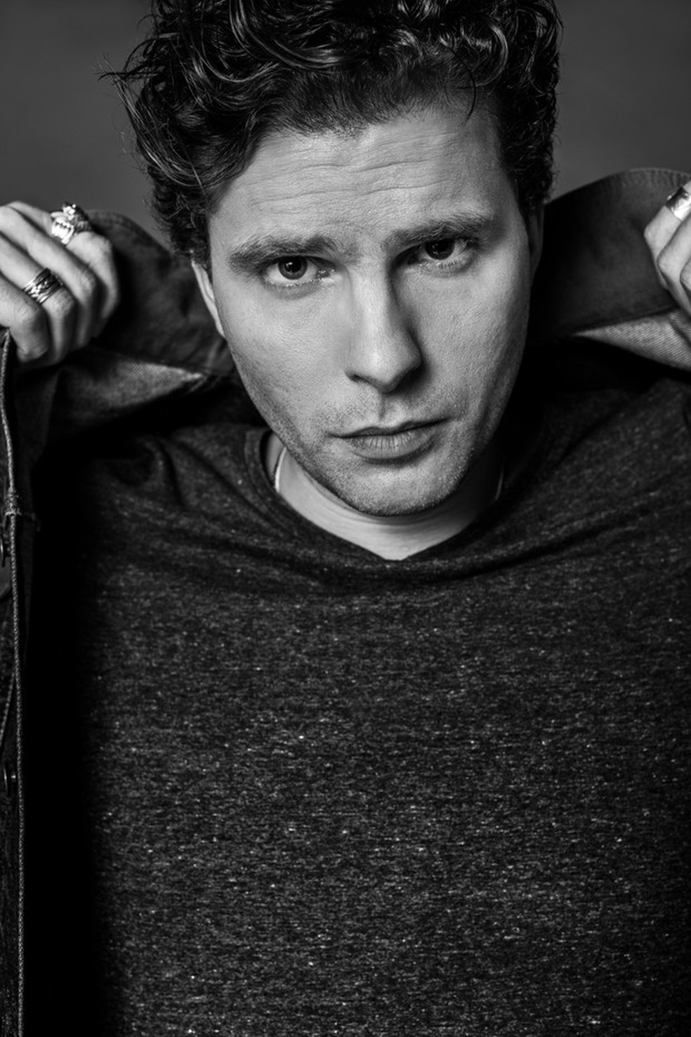 Prestes a estrear no Rock in Rio, Thiago Fragoso revela “frio na barriga”