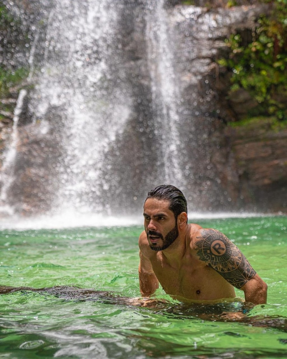 Sertanejo Rodolffo curte dia em cachoeira