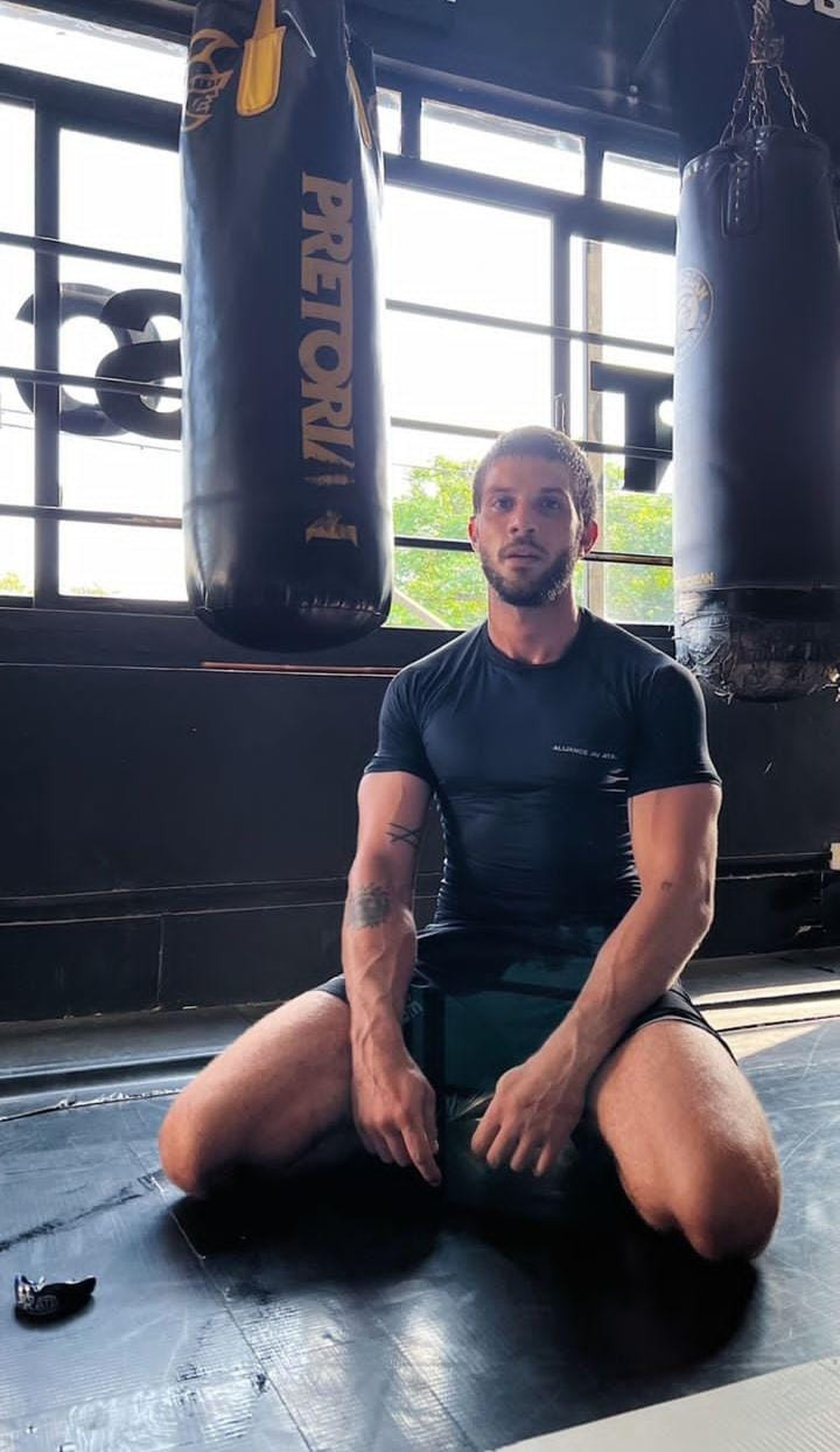 Chay Suede exibe dia de treino de boxe