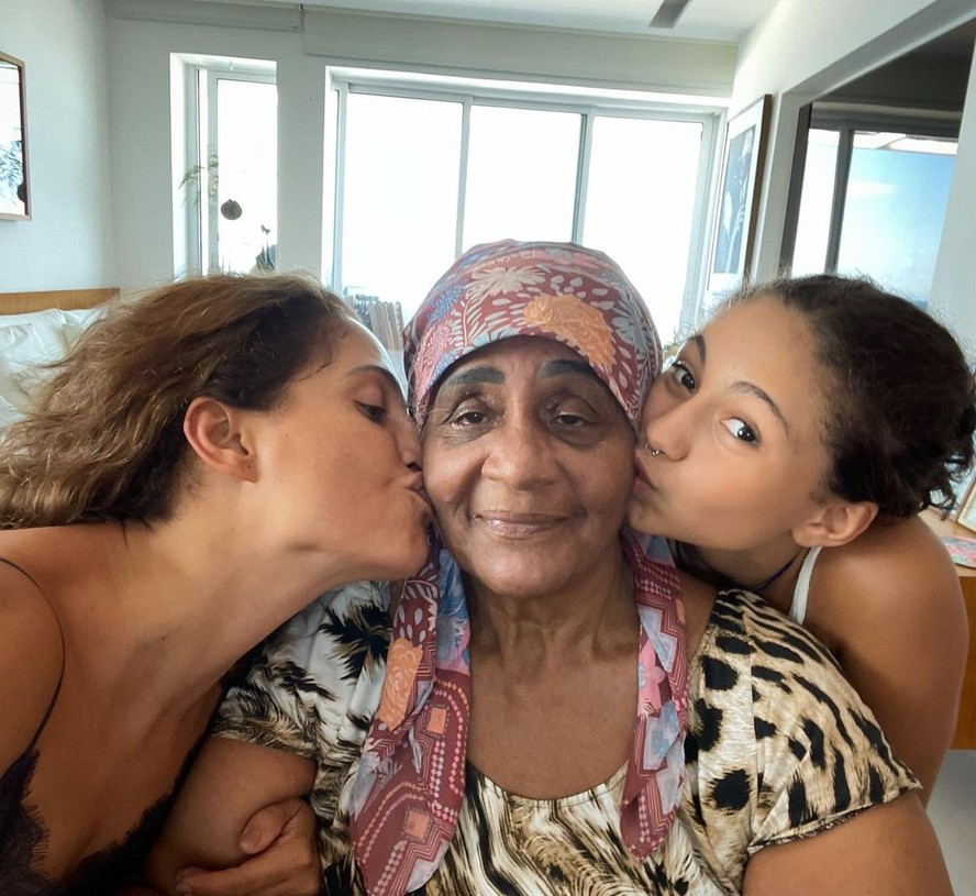 Camila Pitanga mostra rara foto com a mãe, Vera Manhães: 'Ela que me deu a vida pra gerar outra ...
