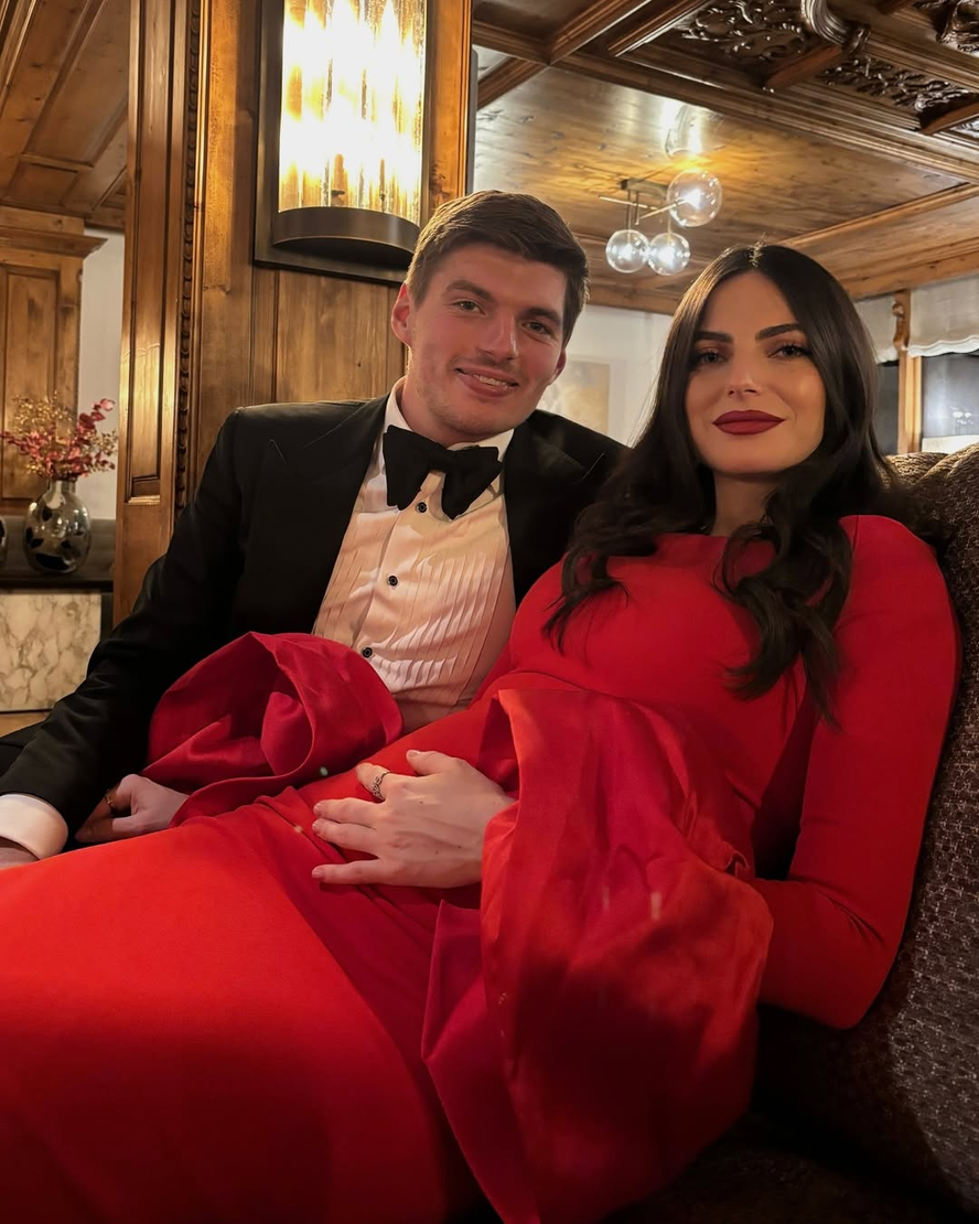 Kelly Piquet mostra Natal com Max Verstappen e exibe barrigão de grávida