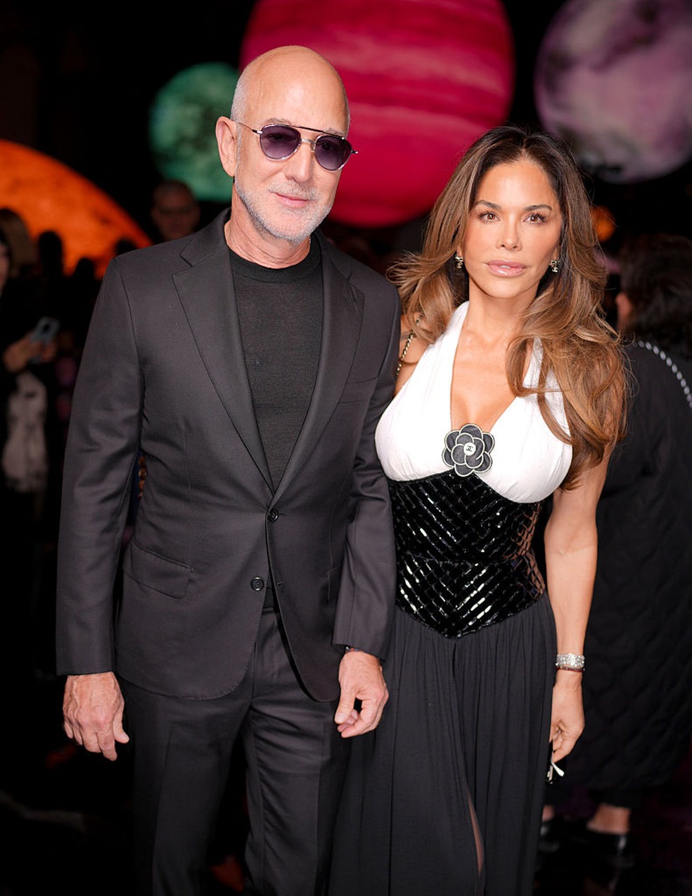 Jeff Bezos e Lauren Sánchez prestigiam desfile da Chanel em Paris