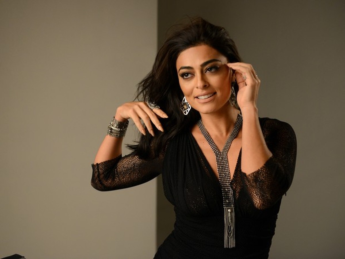 Juliana Paes posa para grife de acessórios e fala sobre evolução de estilo