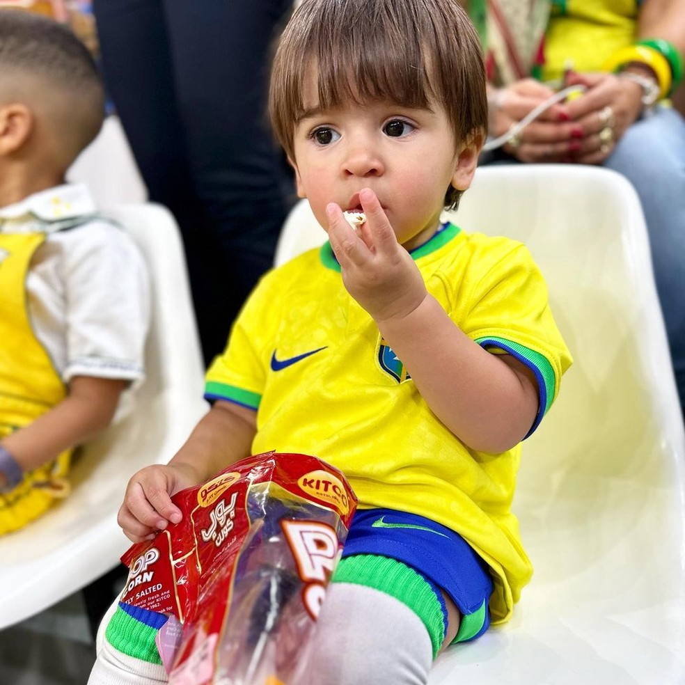 Natália Becker ganha beijo do marido, o goleiro Alisson, depois da ...
