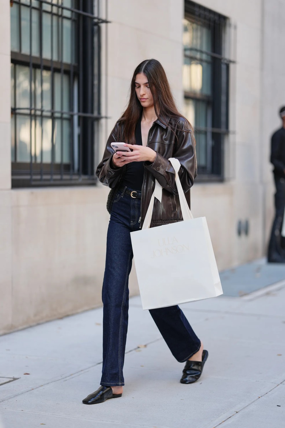 Este modelo de jeans é a peça do momento no street style das semanas de ...