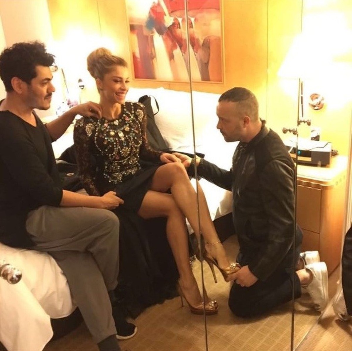 Grazi aposta em look cheio de cristais para Emmy