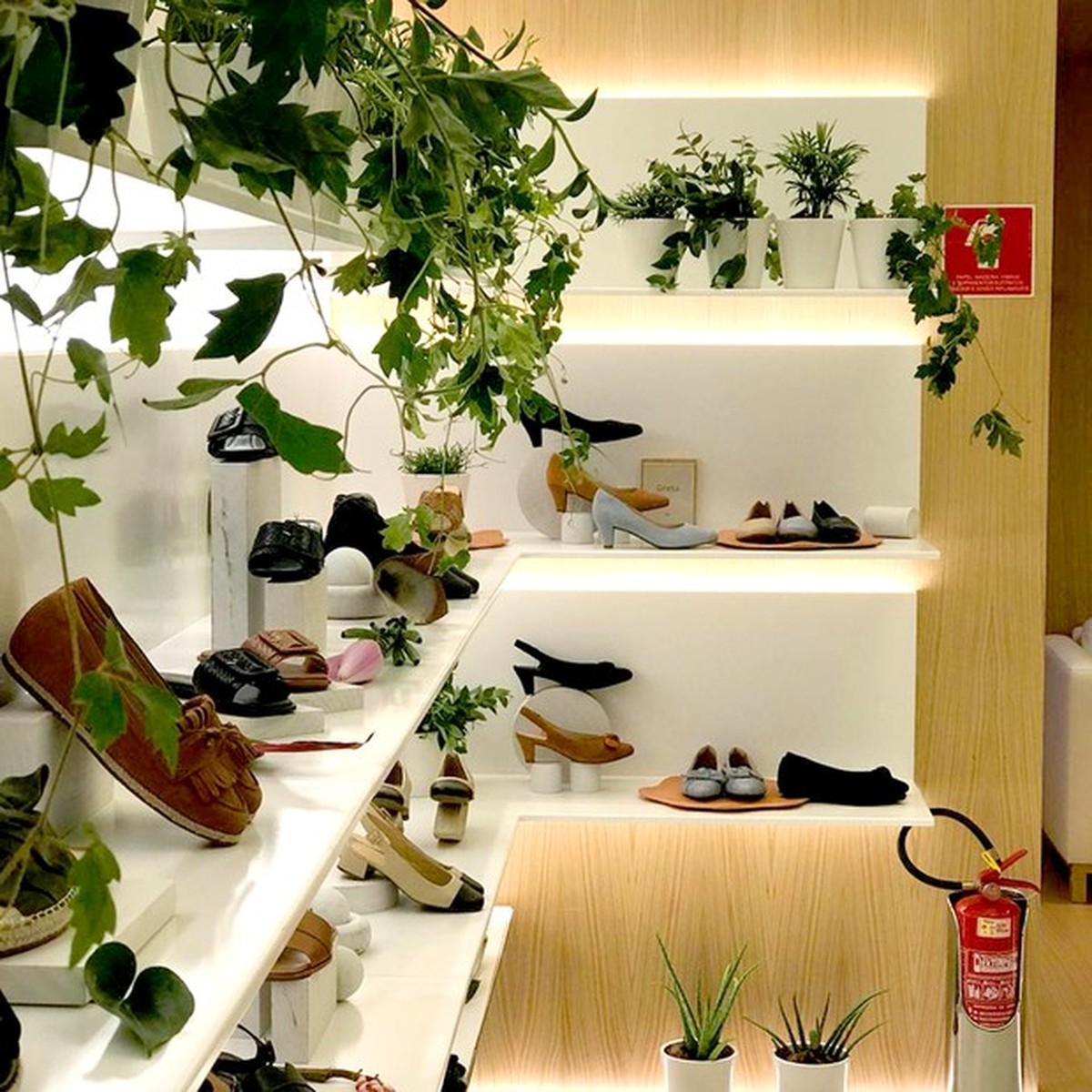 Owme aposta em materiais reaproveitados no décor de sua segunda loja