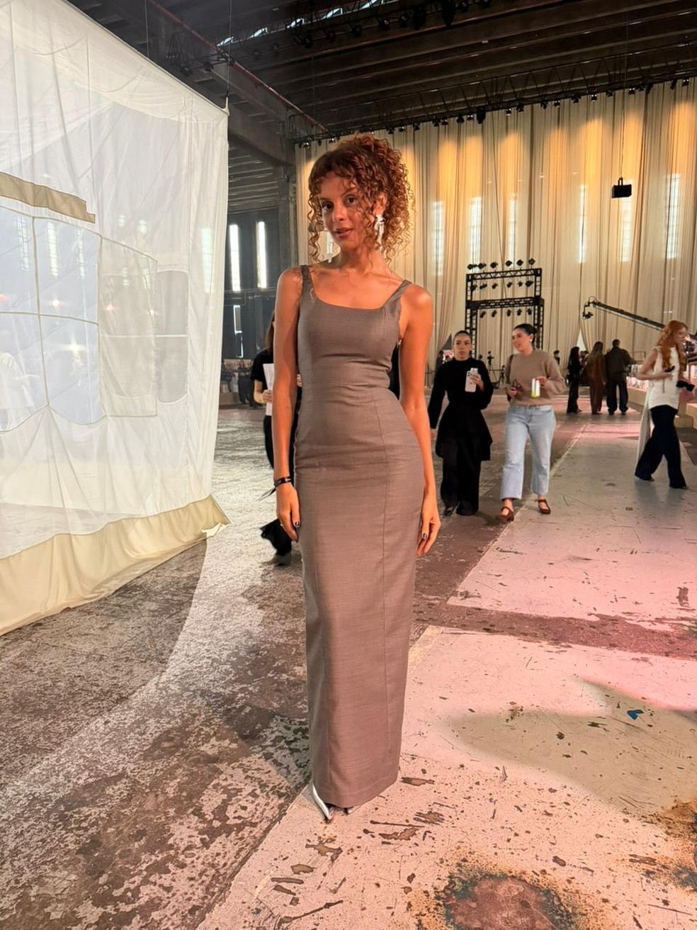 Sabrina Sato rouba a cena com look elegante no desfile de Sasha ...