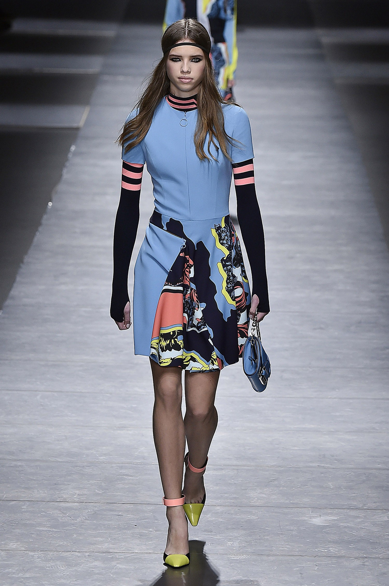 Versace reforça a vocação 90's com pegada esportiva