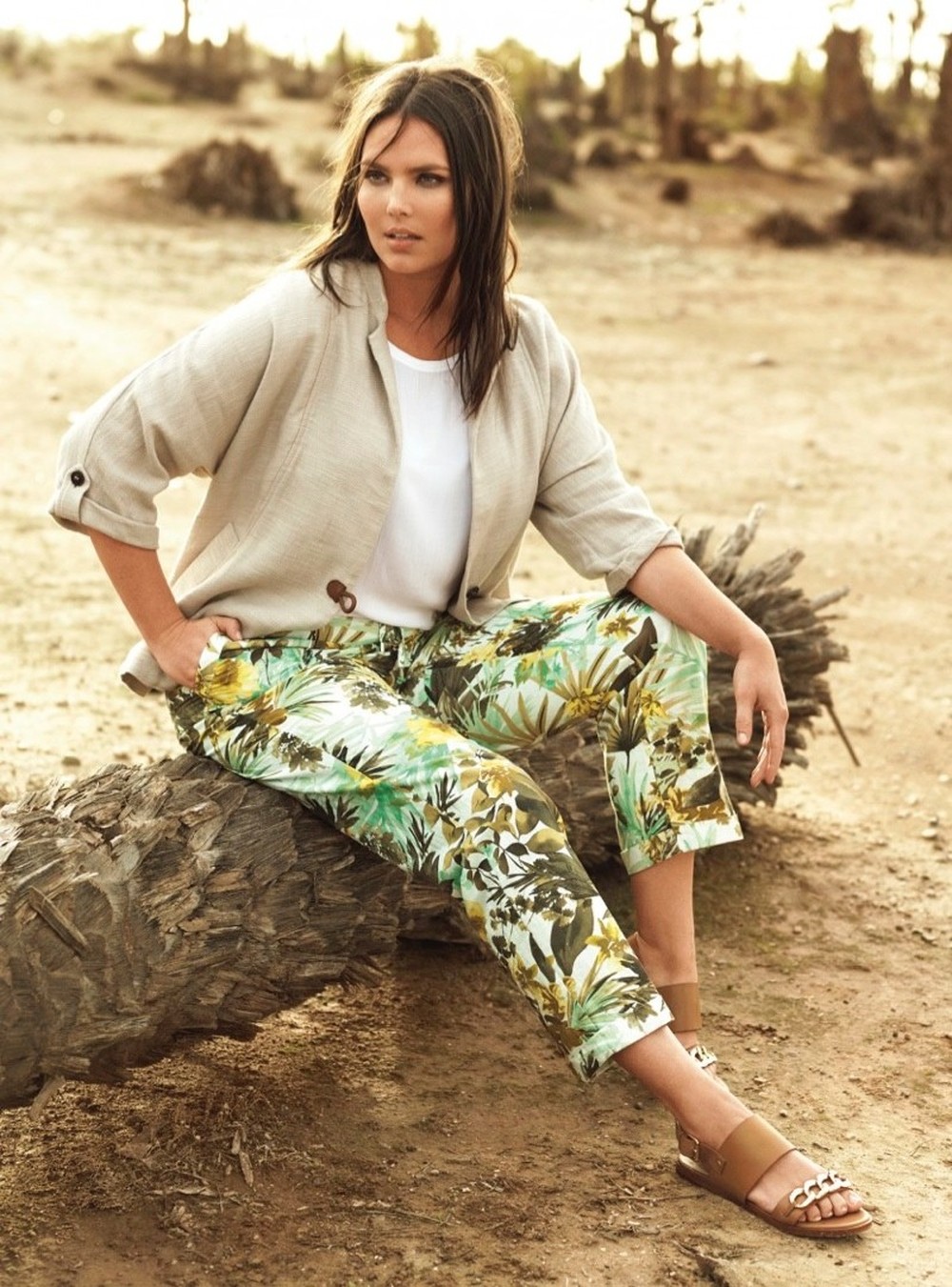 Plus Size Candice Huffine mostra suas curvas na campanha da Violeta