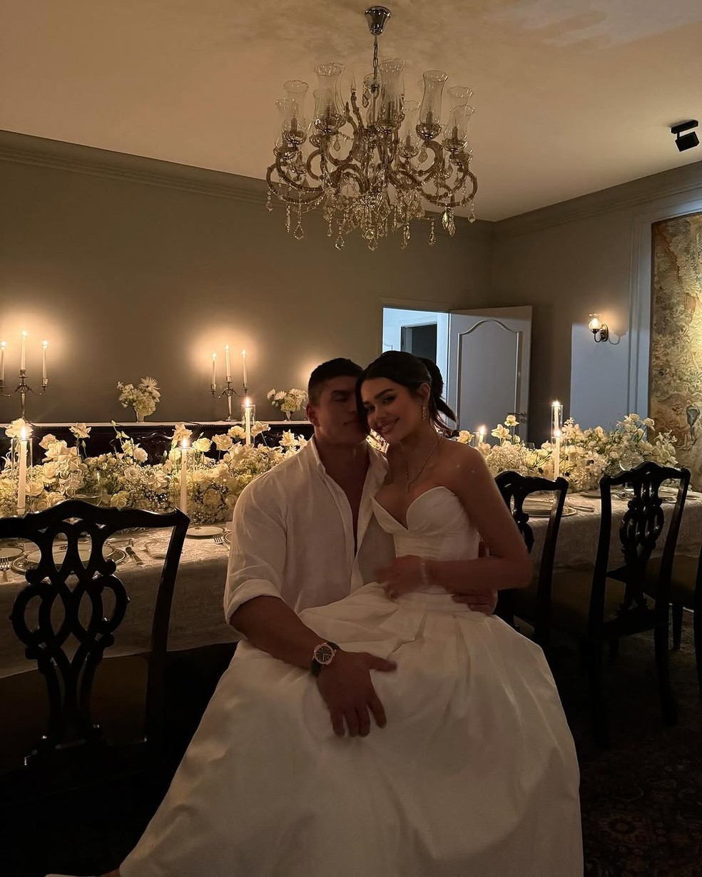 Franciny Ehlke celebra noivado com Tony Maleh em jantar intimista