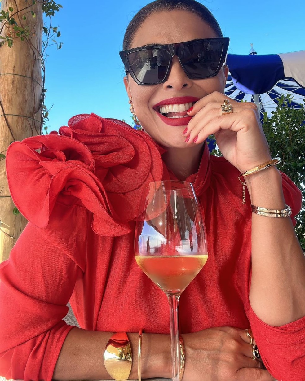 Juliana Paes esbanja elegância com look all red na Itália