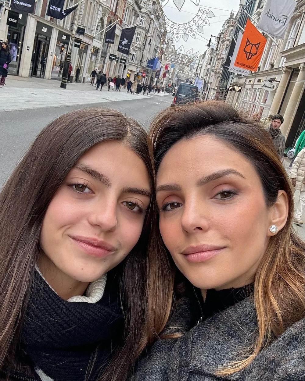 Carol Celico abre álbum de fotos de viagem a Londres