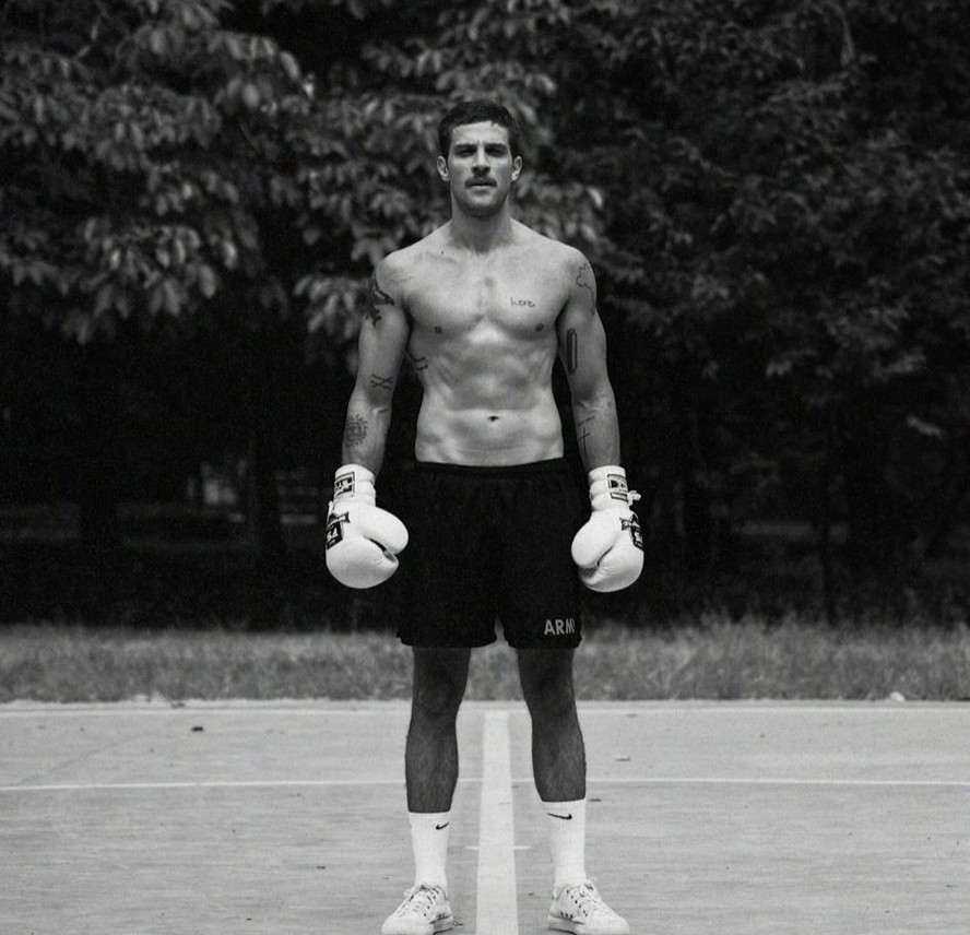 Chay Suede exibe resultado de treino de boxe em clique P&B