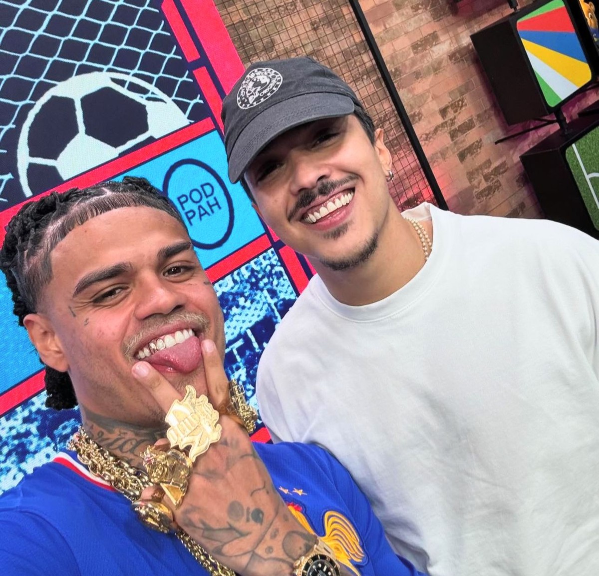 MC Cabelinho posa com Chico Moedas e web reage