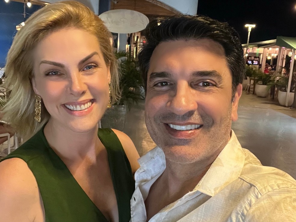 Ana Hickmann abre álbum de fotos com Edu Guedes em Curaçao