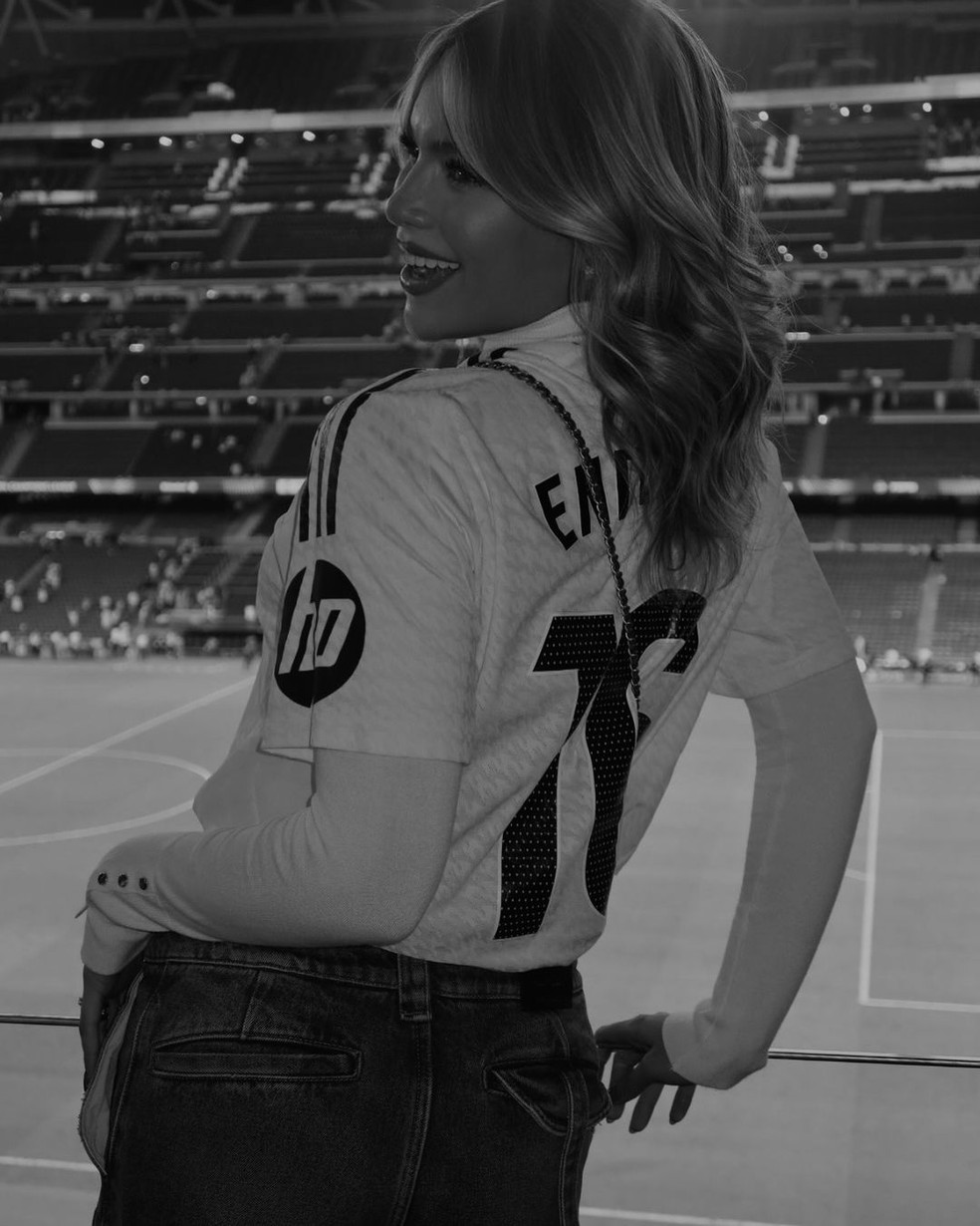 Gabriely Miranda posa no estádio durante jogo do Real Madrid para ...