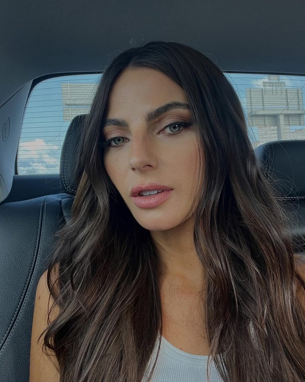 Kelly Piquet esbanja elegância em Paris