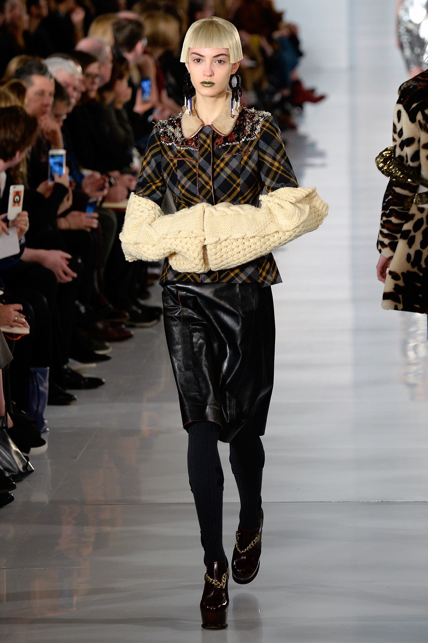 Maison Margiela brinca com o contraste de materiais no inverno 2017