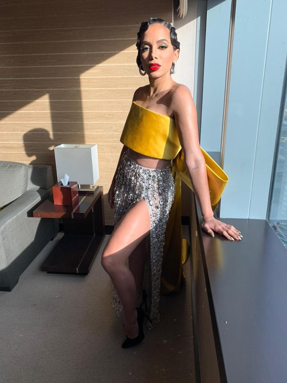 Anitta aposta em body transparente para performance no Grammy Latino