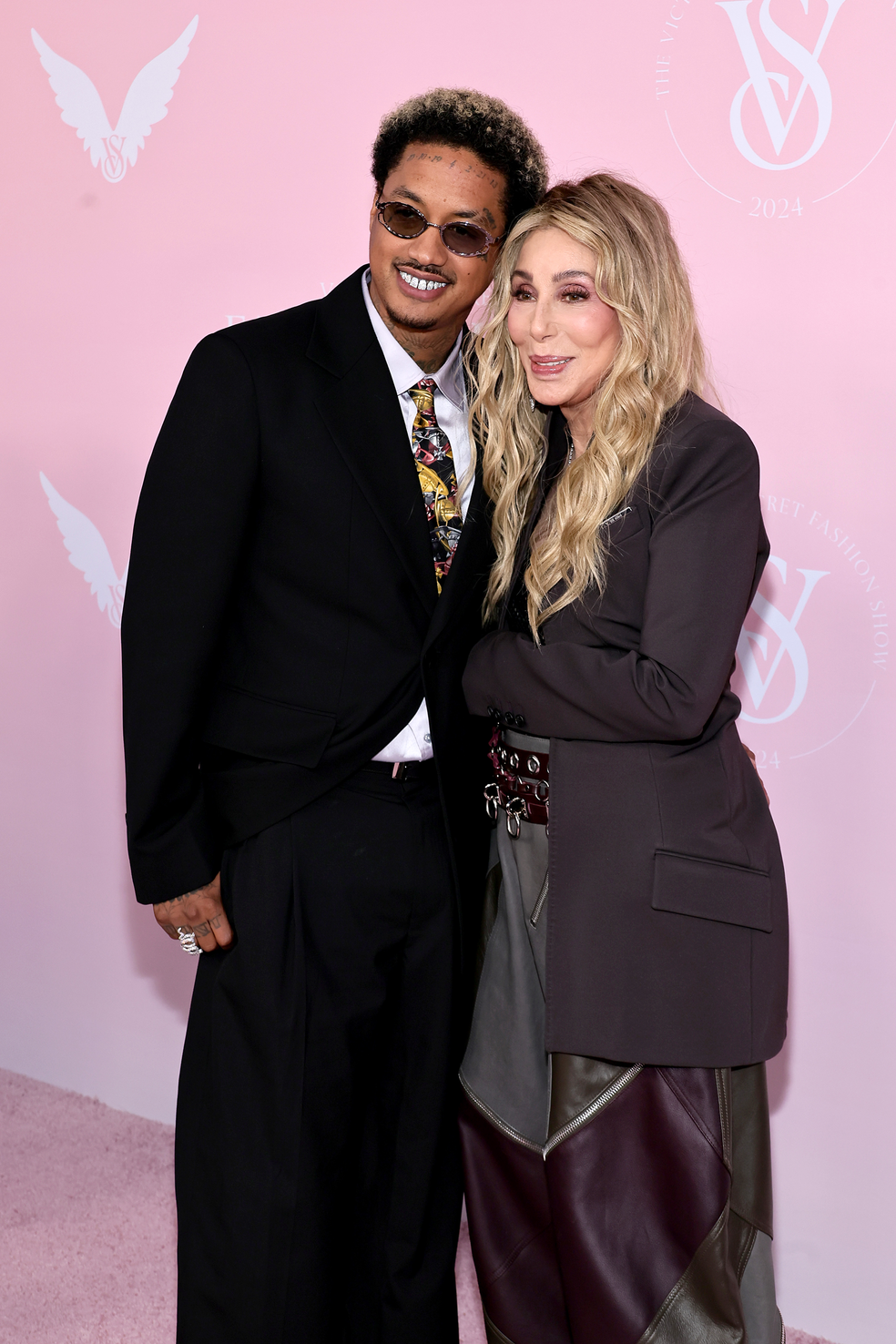 Cher aposta em look com transparência para curtir o Victoria's Secret ...