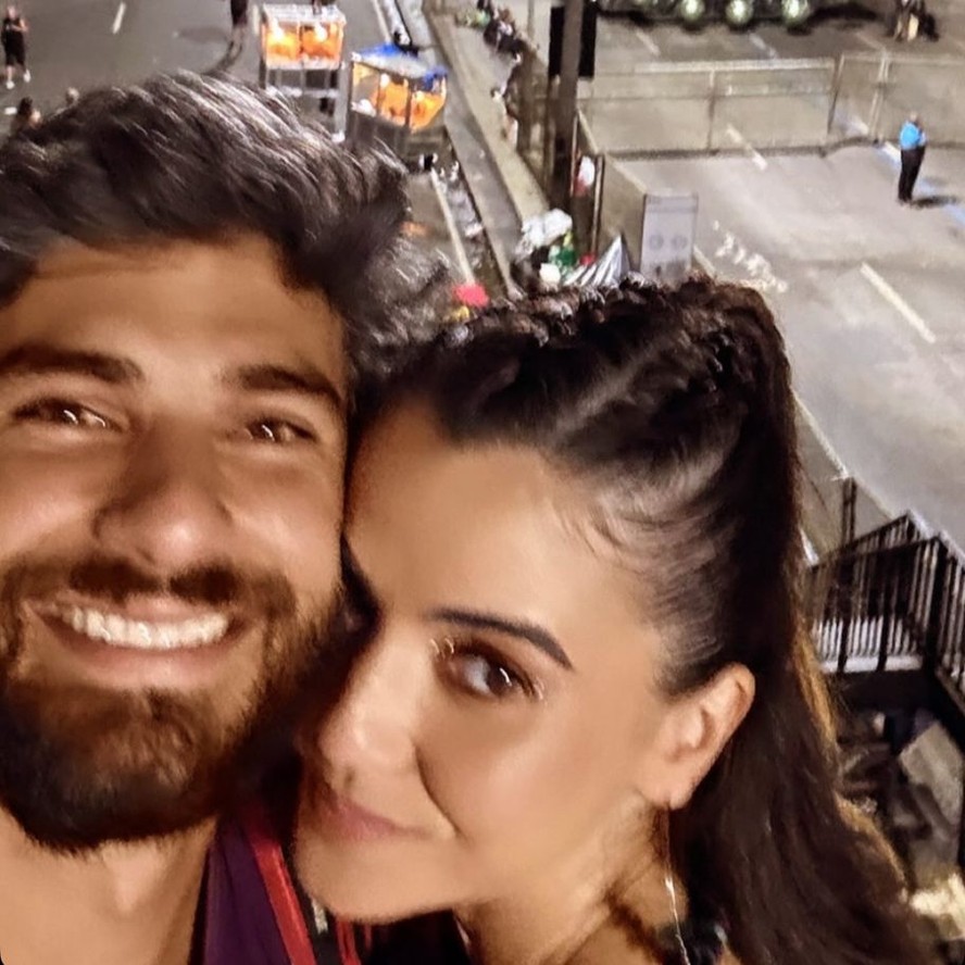 Hugo Moura posa com a namorada, Maria Clara Senra