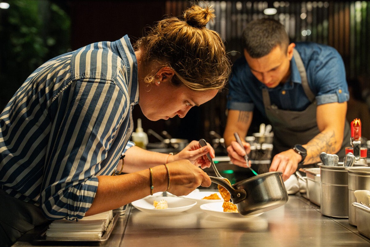 Como é a experiência de um jantar preparado pela melhor chef do mundo