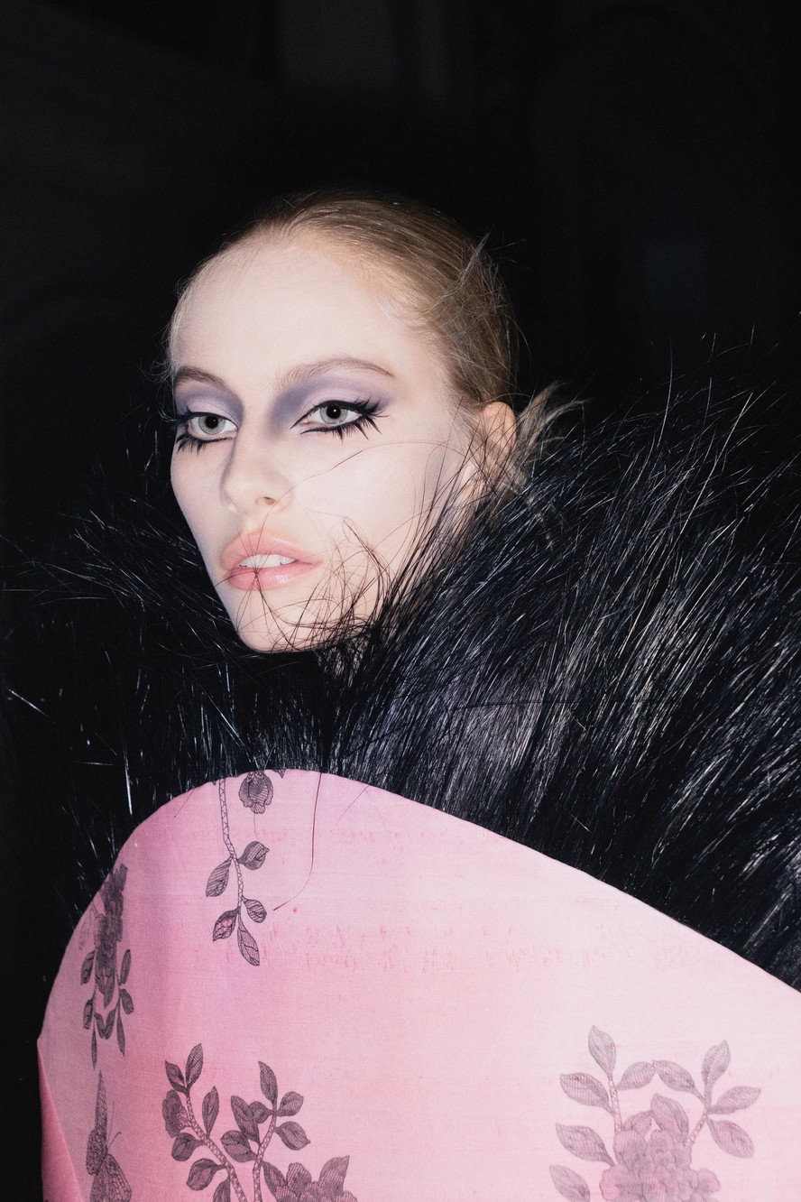 A história por trás da beleza inspirada em pássaros no desfile de ...