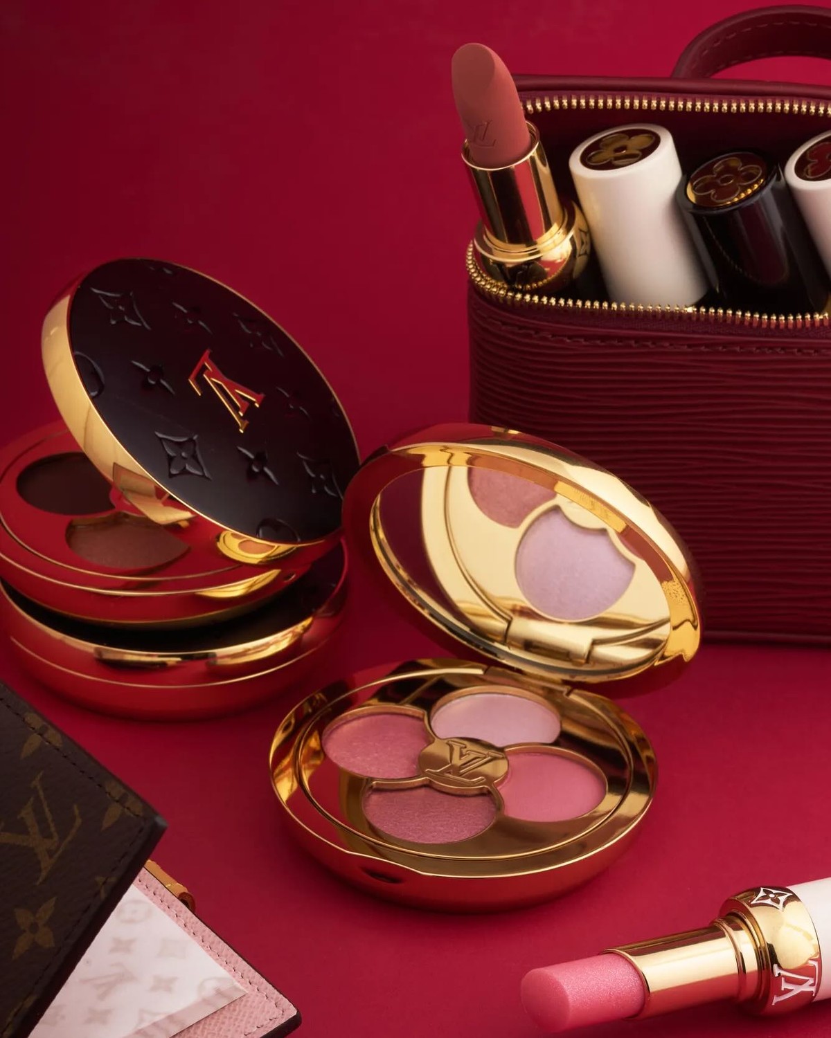 Louis Vuitton lança sua primeira linha de maquiagem com batons, paletas ...