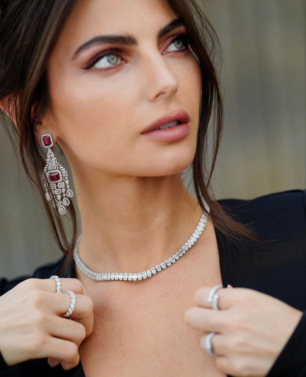 Kelly Piquet esbanja beleza ao posar com joias