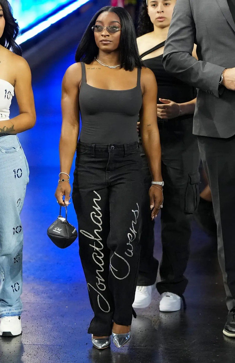 Simone Biles exibe jeans personalizado com nome do marido em jogo do ...