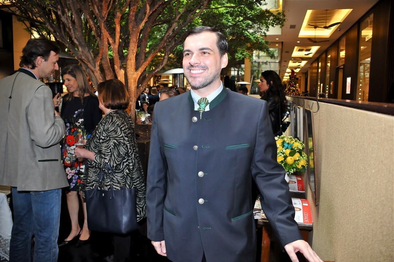 Princesa Gloria von Thurn und Taxis faz tarde de autógrafos em São Paulo