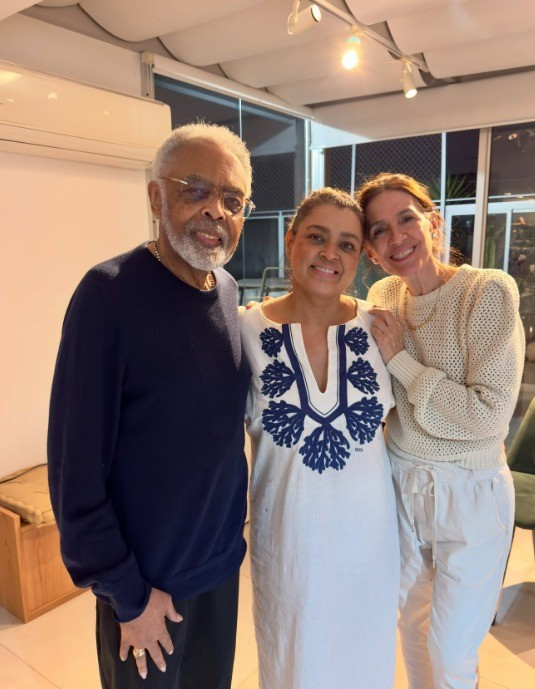 Preta Gil posa com familiares após alta hospitalar