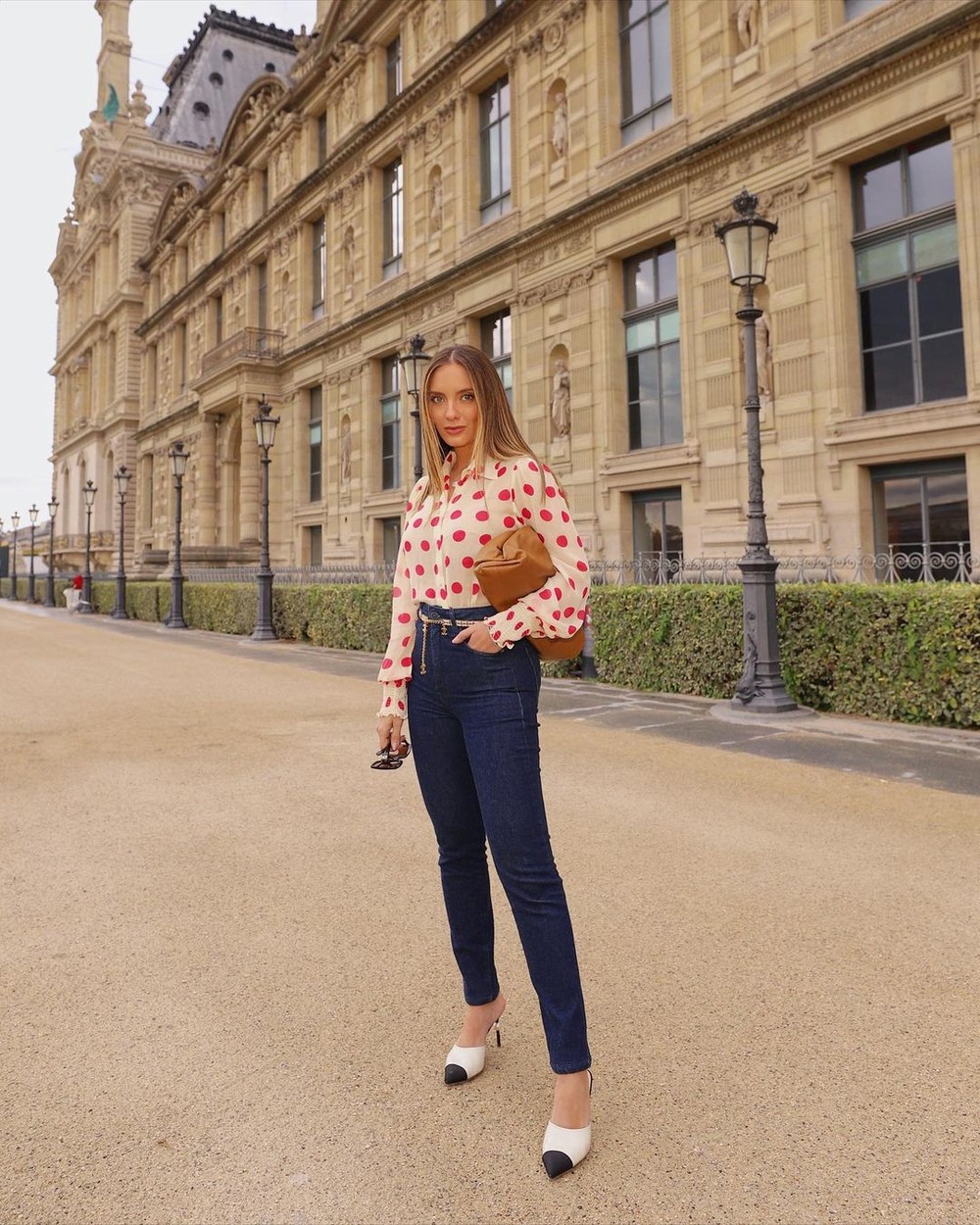 Lelê Saddi comparece a evento de moda em Paris com look de Carol Bassi