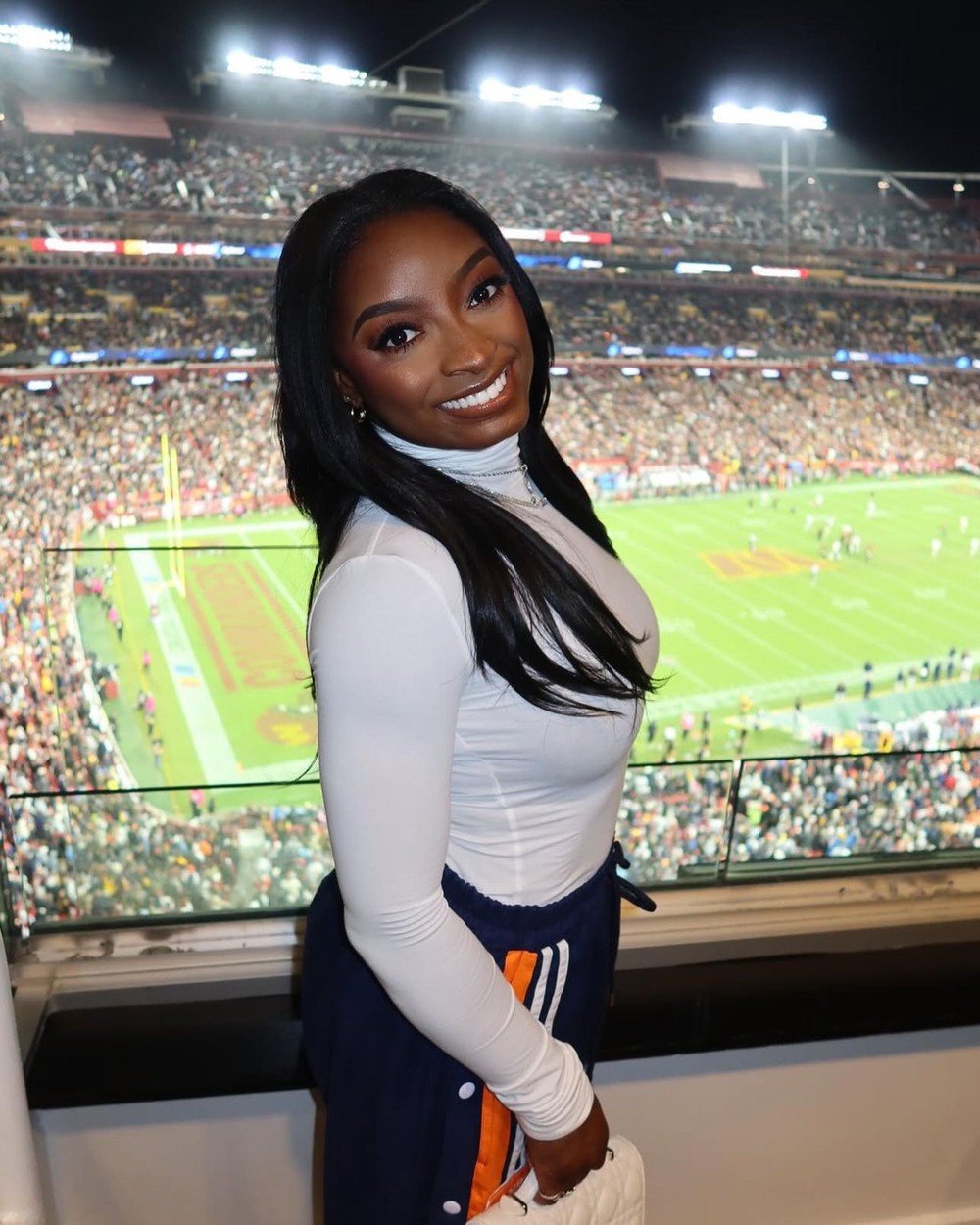 Simone Biles acompanha jogo do marido em Landover