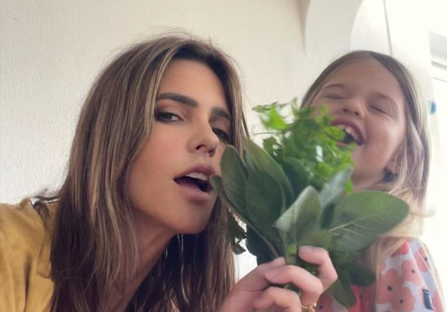 Fernanda Lima mostra colheita na horta com a filha mais nova, Maria Manoela
