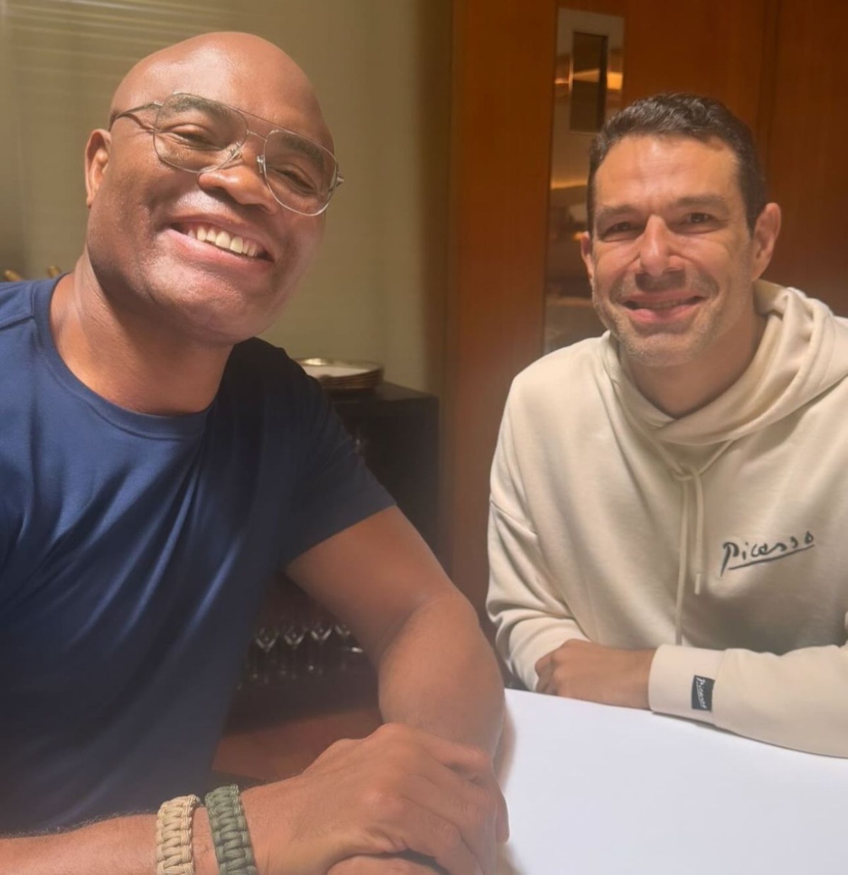 Marcus Buaiz posa com Anderson Silva, lenda do MMA