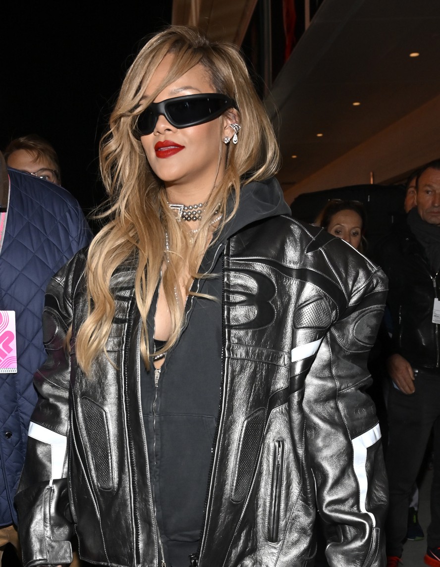 Rihanna assiste Fórmula 1 no GP de Las Vegas com look futurista