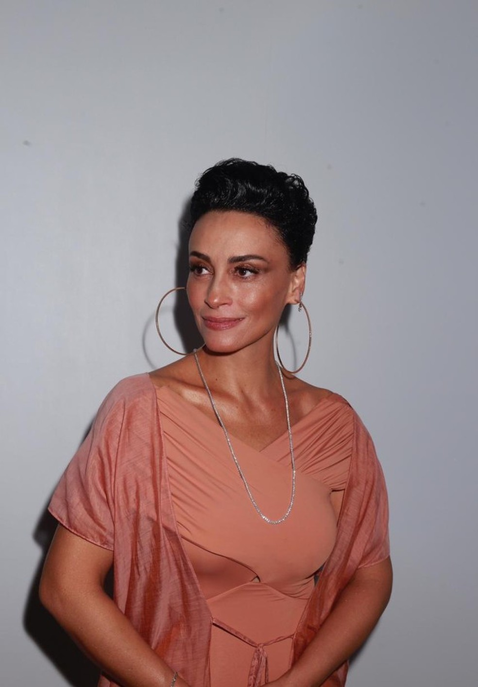 Aos 43 anos Suzi Pires desfila beachwear: “sou gostosa de qualquer jeito”