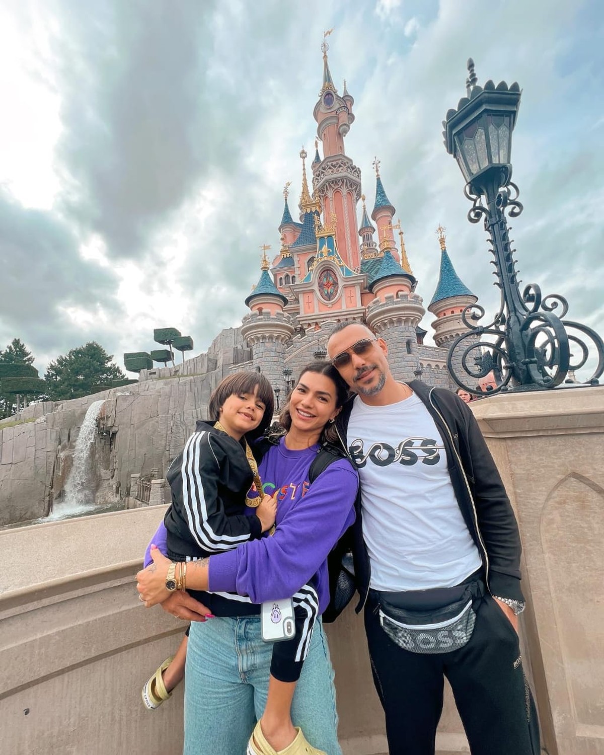 Kelly Key abre álbum de viagem com a família a Disney Paris
