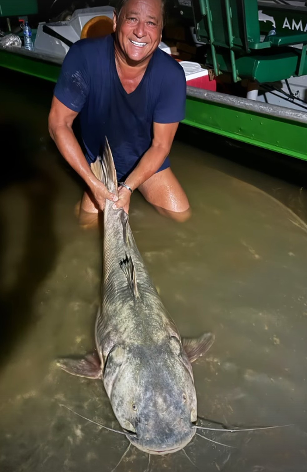 Leonardo pesca peixe do seu tamanho e comemora: 'Pode me dar moral ...
