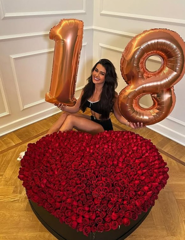 Franciny Ehlke atinge marca de 18 milhões de seguidores e ganha mimo do noivo