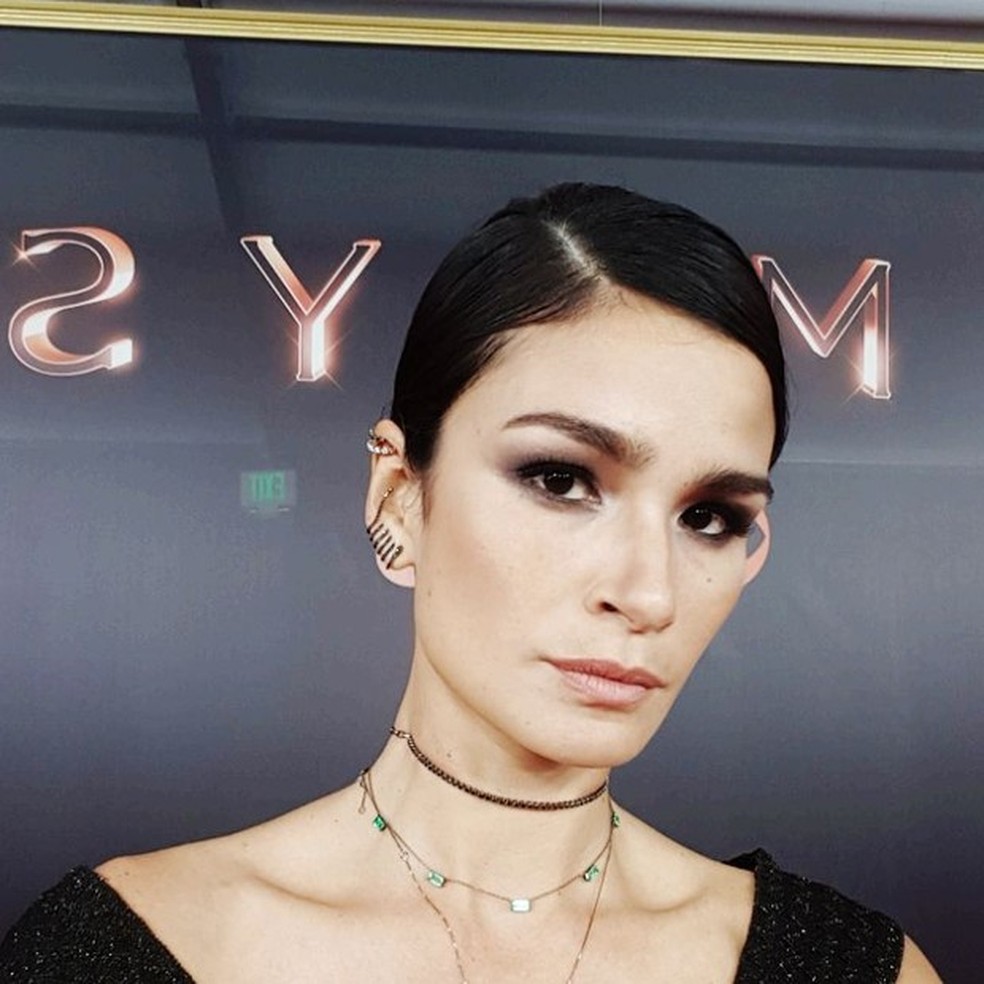 Carol Ribeiro surge elegante em red carpet do Emmy