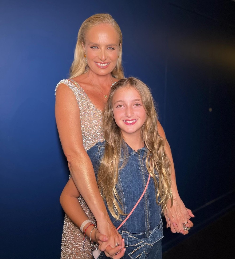 Angelica abre álbum do mês de agosto