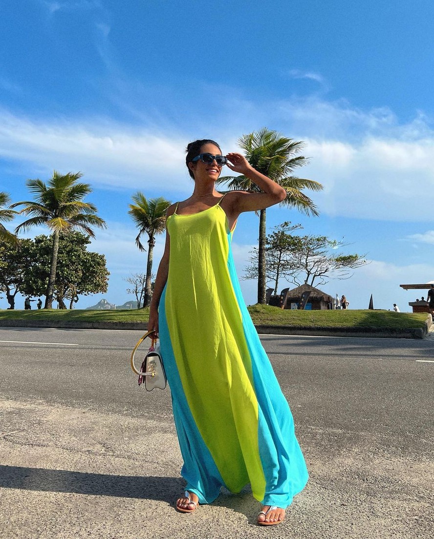 Carol Ramiro elege look com as cores do Brasil para posar em cenário ...