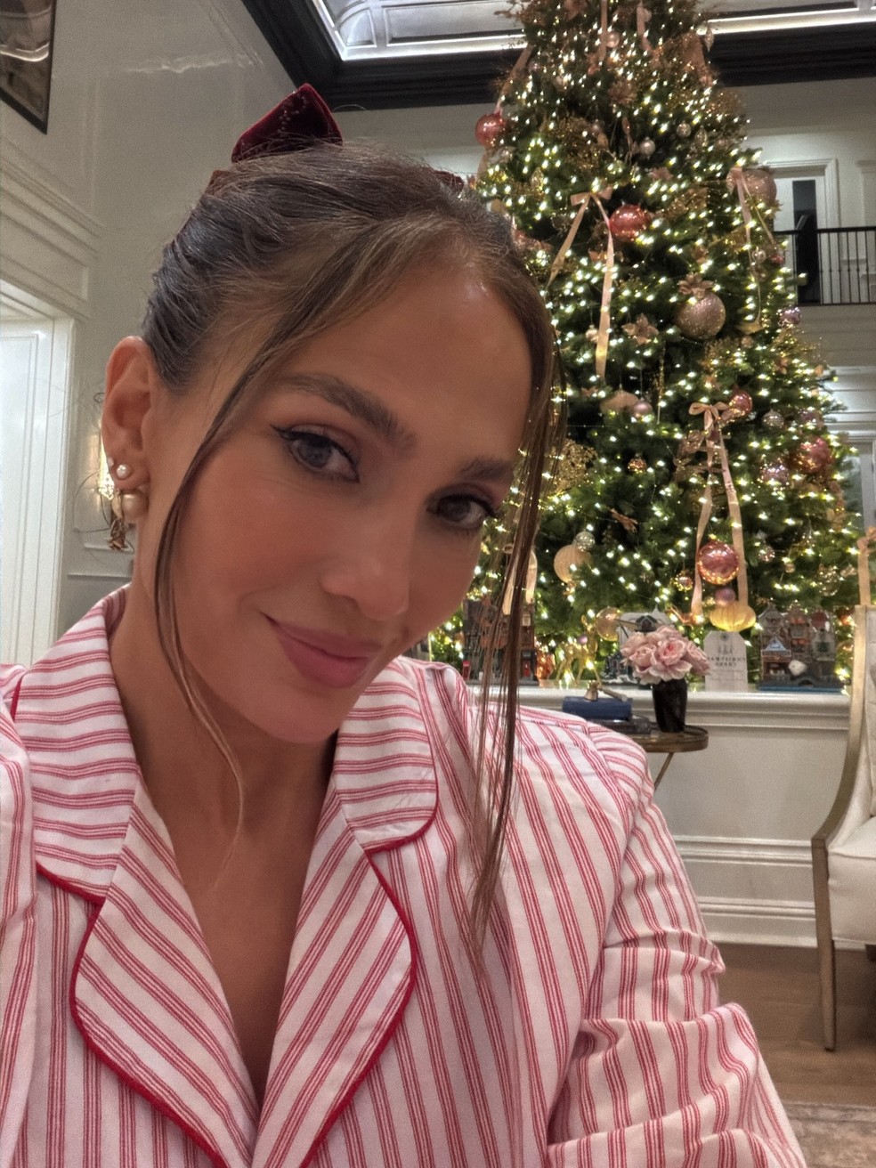 Jennifer Lopez combina pijama listrado com a família em noite de Natal